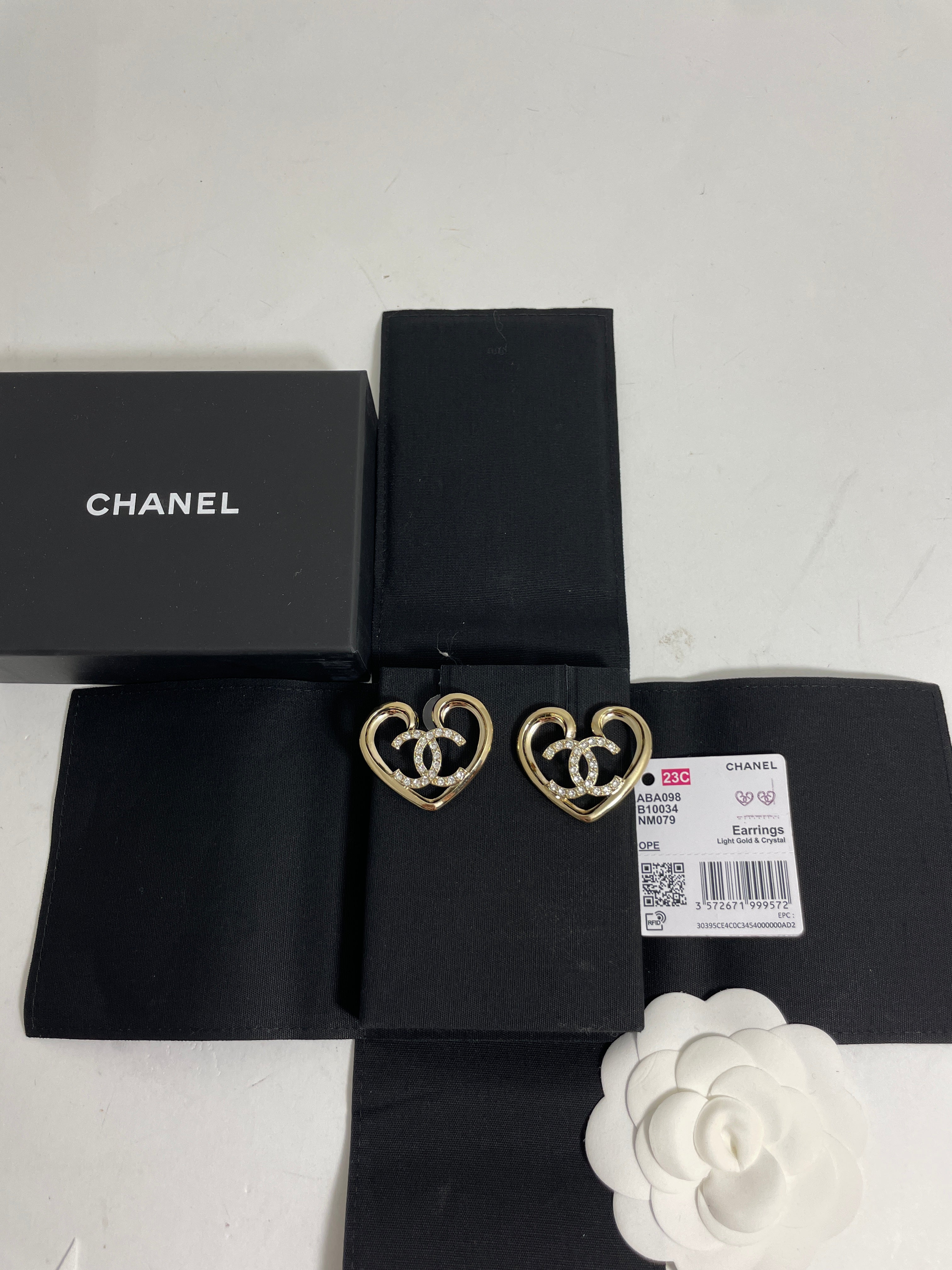 Chanel 23C CC Gold Tone Heart CC Earrings – The Millionaires Closet